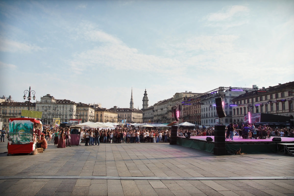 Torino, acquisto shopper e spillette all'Info Point - Informazioni.it